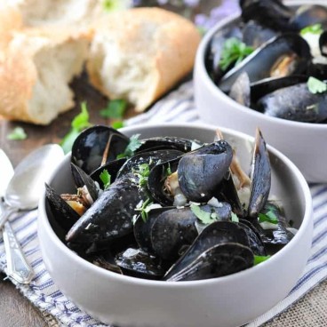 Steamed Mussels in Garlic and Herb Wine Sauce - The Seasoned Mom