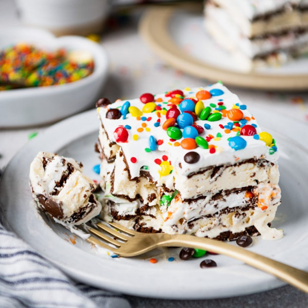 Ice Cream Sandwich Cake {Just 5 Ingredients!} - The Seasoned Mom