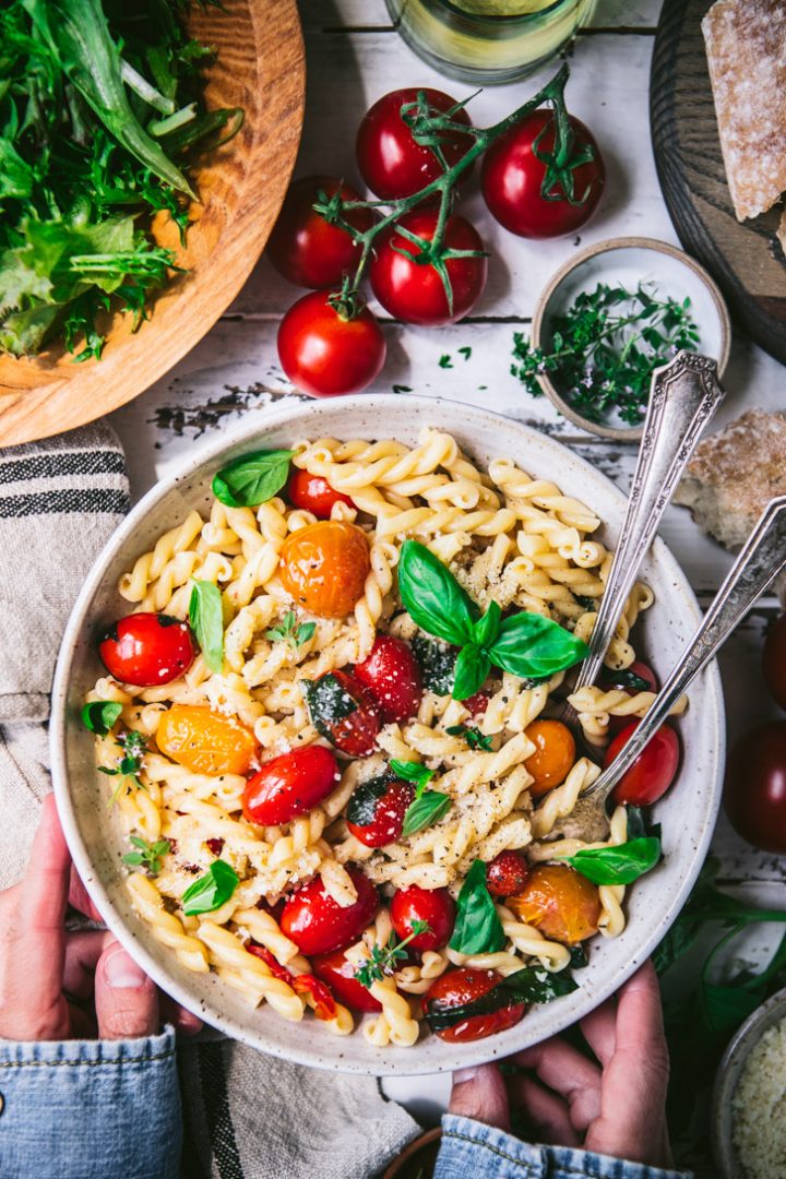 Pasta with Cherry Tomatoes {5 Ingredients!} - The Seasoned Mom