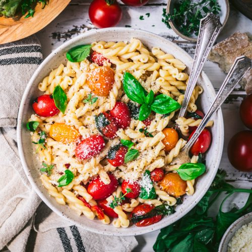 Pasta with Cherry Tomatoes {5 Ingredients!} - The Seasoned Mom