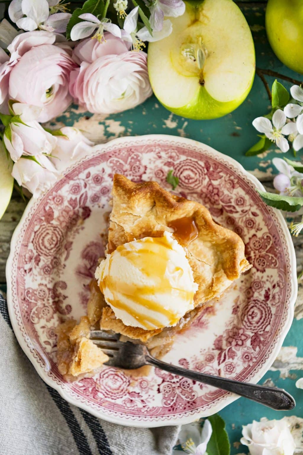 Mom's Easy Apple Pie - The Seasoned Mom
